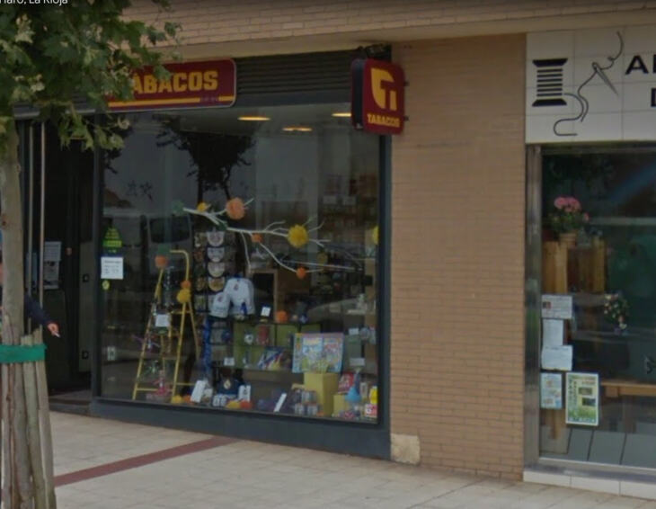 Autores desconocidos revientan el escaparate del Estanco de la calle ...